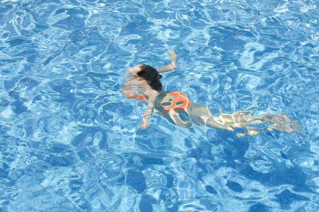 GIRL UNDERWATER — Stock Photo © Danylka #3375299