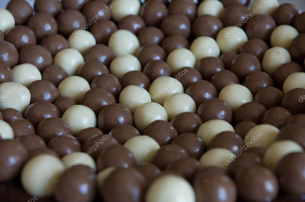 Bolas de chocolate preto e brancas — Fotografias de Stock © franckito ...
