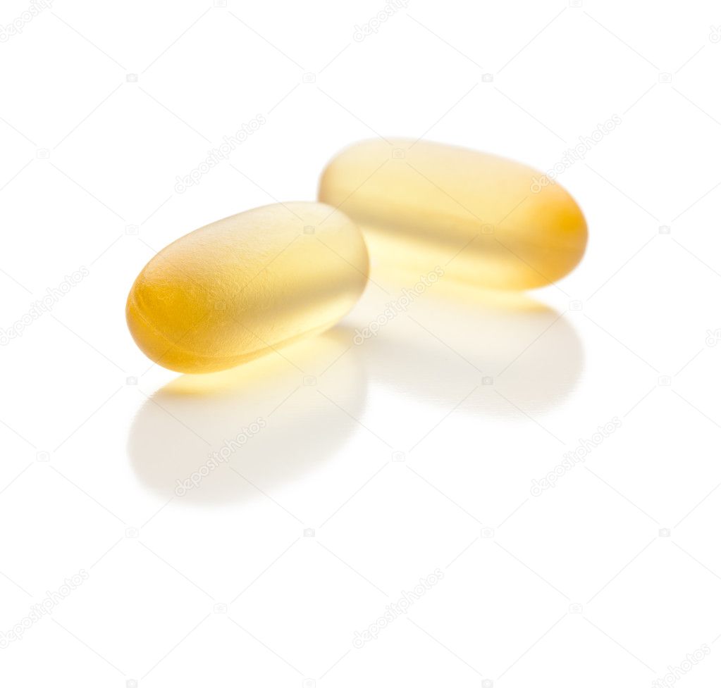 Omega 3 Fish Oil Suplemento Cápsulas aisladas sobre un fondo blanco. 2022