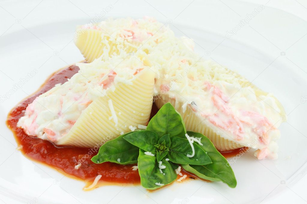 Conchas de pasta rellena. Conchiglie — Foto de stock © StephanieFrey ...