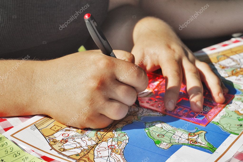 Manos y mapa topográfico 2023