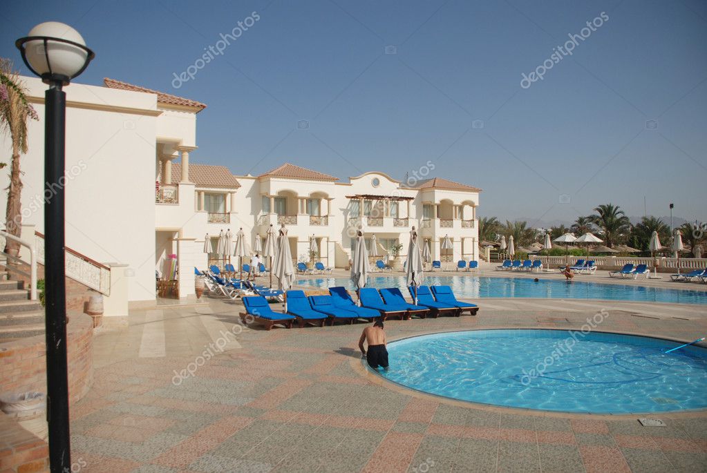 Cleaning of pool by the hotel personnel. — Stock Editorial Photo ...