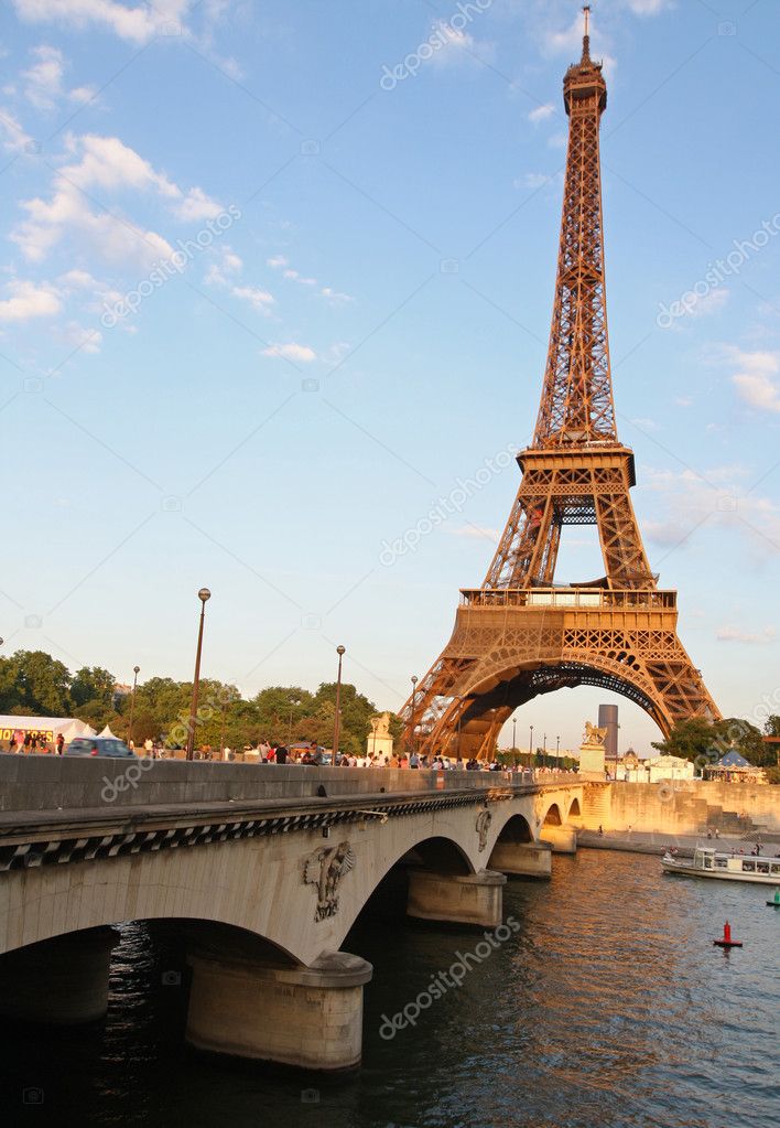 Eiffel Tower, Bridge and River — Stock Photo © Borna_mir #3599069